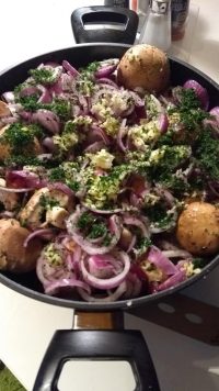 Champignons Pfanne mit viel Zwiebeln und Knoblauch