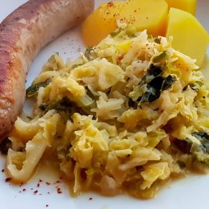 Rahmwirsing mit Bratwurst und Salzkartoffeln